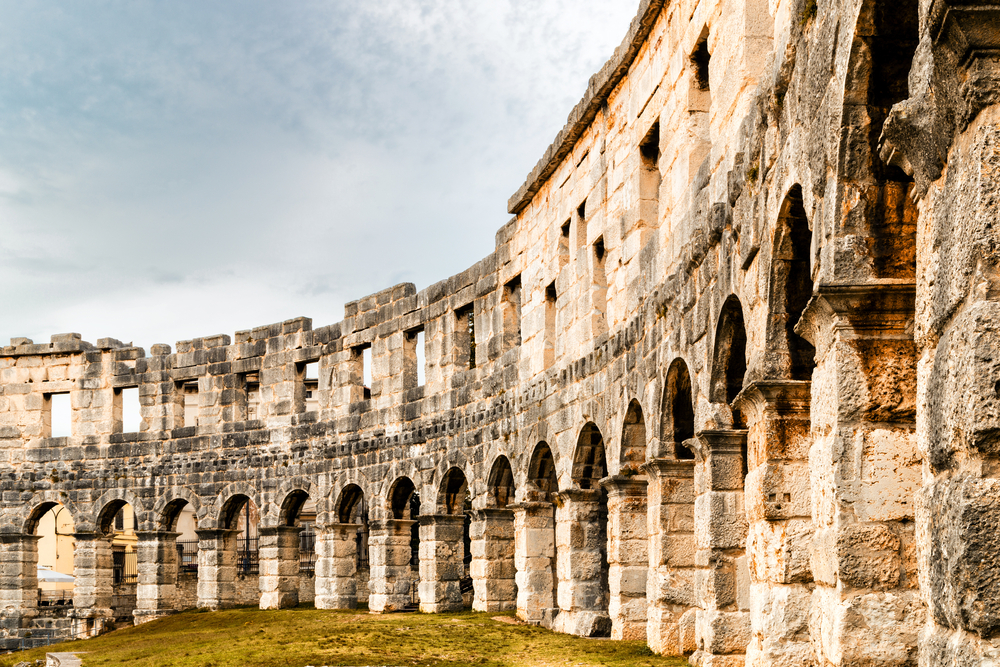 Architecture details of the Roman amphitheatre - strikingstudy.com